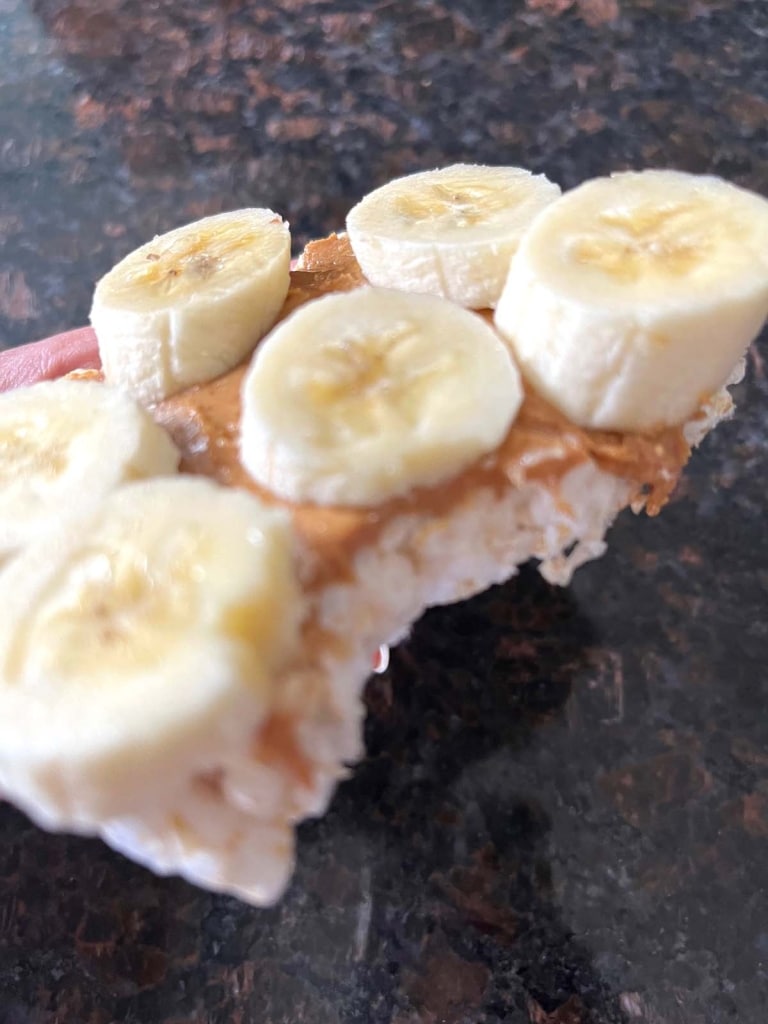 Rice Cakes with Peanut Butter and Banana – Healthy Breakfast Or Snack ...