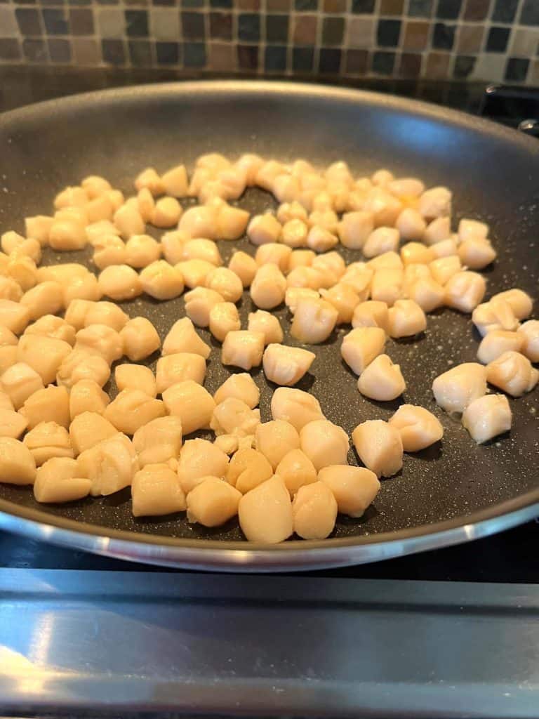 Easy Pan Fried Bay Scallops Recipe – Ready In 5 Minutes! – Melanie Cooks
